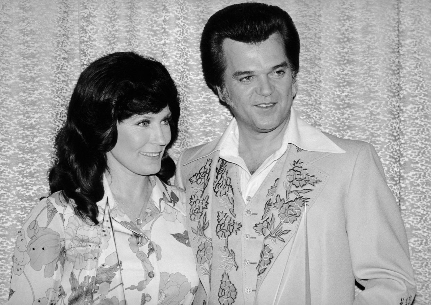 Loretta Lynn & Conway Twitty - Lead Me On - Oldies MUSIC